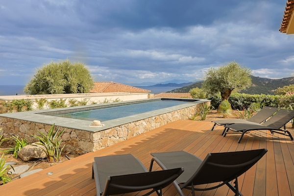 Luxury Villa, Very Nice Sea View, Fully Air-conditioned, Heated Swimming Pool - Isola Rossa