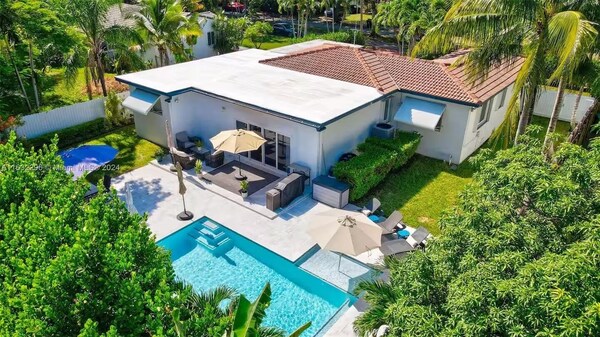 Tropical Oasis W Pool, Ac 10 Mins From Beach And Brickell - Miramar, FL