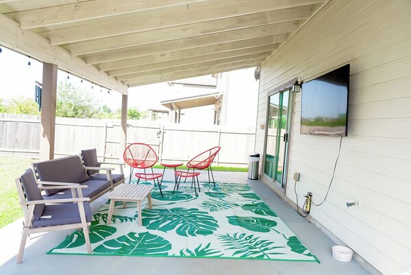 Charming 3-bedroom 6 Beds. 2.5 Bath. Pools Access House With Wifi And Ac In Kyle - San Marcos, TX
