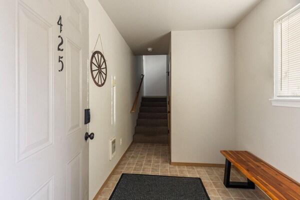 New! Centrally Located & 3-minute Walk To Downtown - Kalispell, MT