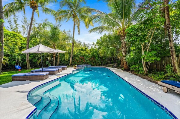 10 Beds/private Tropical Pool/4bikes/beach Gear/grill/walk To Beach & Pickleball - Fort Pierce, FL
