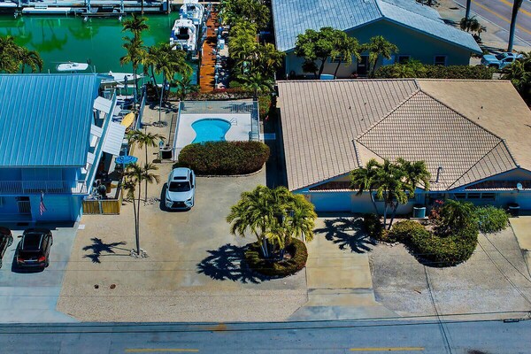 Charming 3br Home In Key Colony Beach W/ Pool, Dock & Coastal Comfort - Key Colony Beach, FL