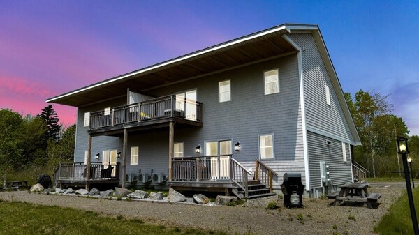 Ocean Breeze Haven - Sleeps 12, Walk To Beach - Rockland, ME