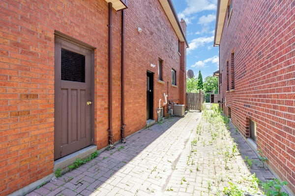 Clean 3br/2ba Apt - Steps To Amenities! - Ontario
