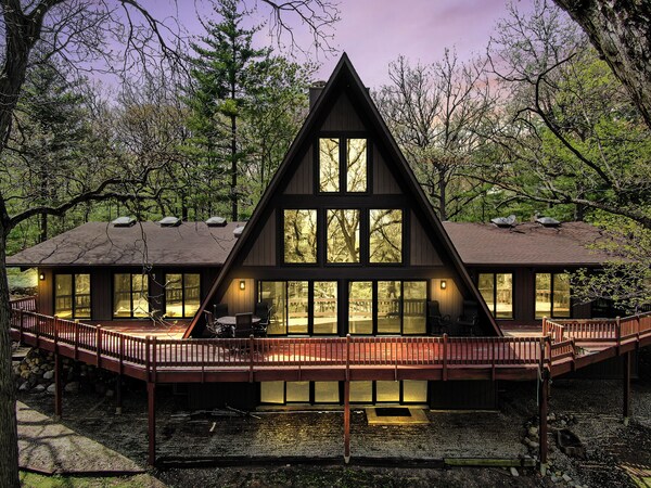 Spacious A-frame Sleeps 25 On 5 Wooded Acres With A Private Fishing Pond - Crystal Lake, IL