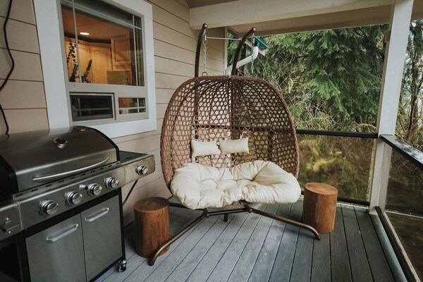 Pleasant Meadows Riverside! 2 Bedroom/hot Tub/starlink Internet/air Conditioning - Forks, WA