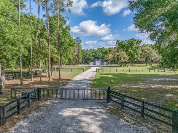 Luxurious 6-bedroom Estate With Pool, On Over 6 Fenced In Acres - Inverness, FL