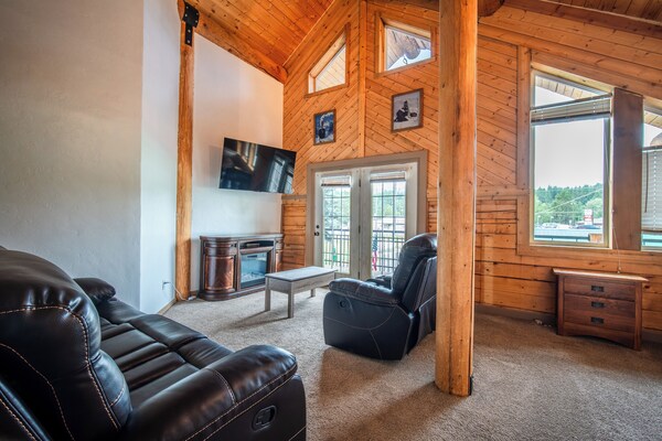 Mountain Lodge With Private Deck - Cascade, ID