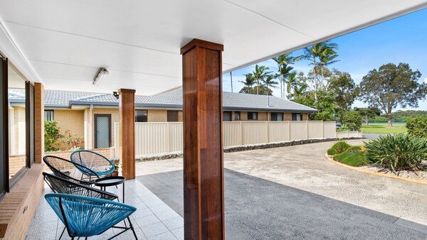 Tweed Escape - Riverfront Pet Friendly Escape - Linen Provided - Min. 3 Night Stays - Coolangatta