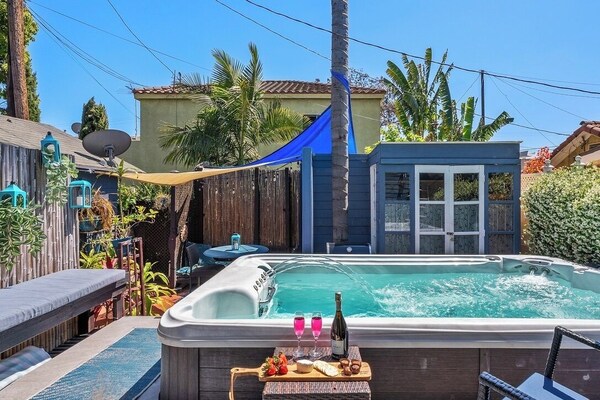 Timeless Charm By The Coast  Vintage Beach Bungalow - Los Angeles, CA