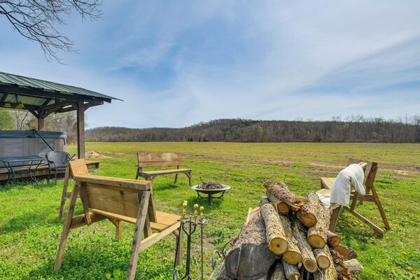 Hot Tub & Creek Views: Secluded Perryville Cabin - Missouri