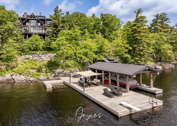 9 Bed 9 Bath Log Home On Lake Muskoka - Bracebridge