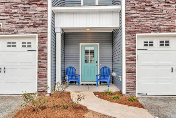 Newly Built & Enhanced: Game Room, Beach &King Bed - Sneads Ferry, NC