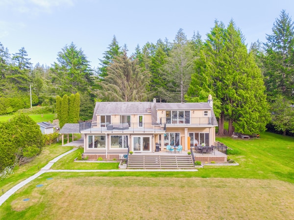 Oceanfront Getaway With Private Dock + Beach - Sooke