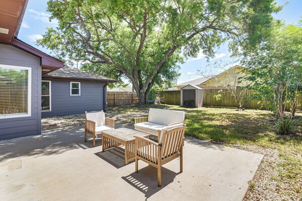 Patio, Fire Pit & Yard: Family Home In Pearland - パーランド, TX