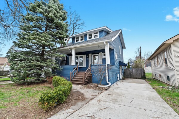 Royal Blue Haven ~ Walk Downtown Royal Oak, Game Room, Jetted Tub, Clean + Cozy - Royal Oak, MI
