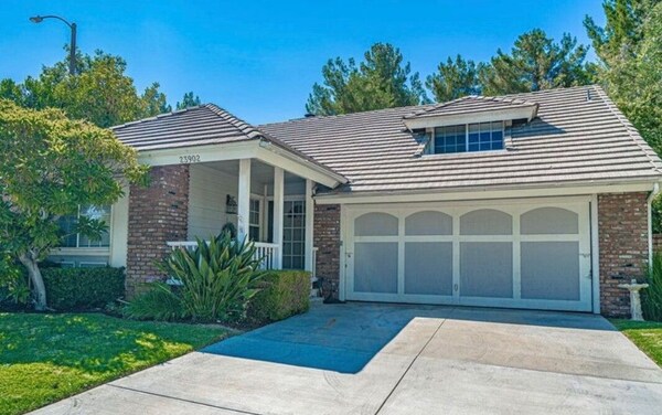 Spacious Master Suite In Charming Valencia - Santa Clarita, CA