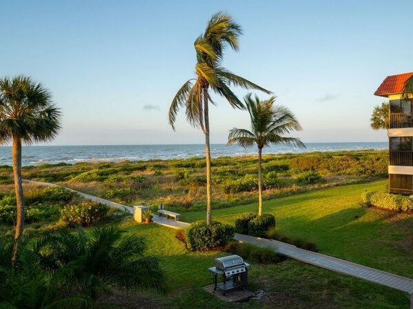 Cozy 1br Beachfront Condo On Sanibel Island With Stunning Ocean Views 3b2 - Sanibel, FL