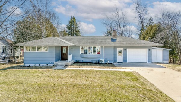 Lake Shore Luxury- 4-bedroom House In Charming Escanaba With Ac, Wifi. Book Now - Escanaba, MI