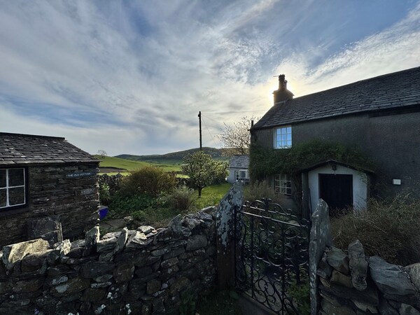 Old Cottage, Pet Friendly, Character Holiday Cottage In Ulverston - Coniston