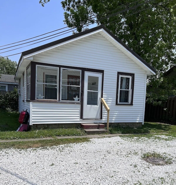 Linny's Gotl Cottages "Lazy Days" Charming 2-bedroom Bungalow With Ac, Gotl. - Geneva State Park, Geneva