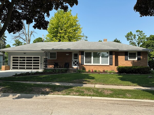 3-bedroom House In Charming Green Bay, Walking Distance To Lambeau!! - Green Bay, WI