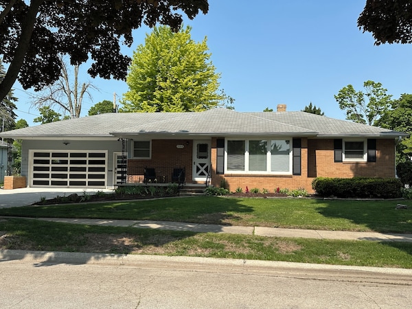 3-bedroom House In Charming Green Bay, Walking Distance To Lambeau!! - Green Bay, WI