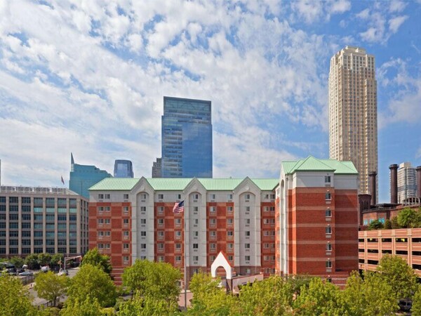 Stay At A Modern Unit With Full Kitchen, Pet-friendly, Self-parking! - Brooklyn, NY