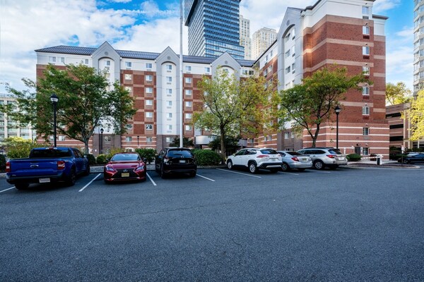Easy Access To Local Attractions! Unit W/ Full Kitchen, On-site Parking! - Brooklyn, NY