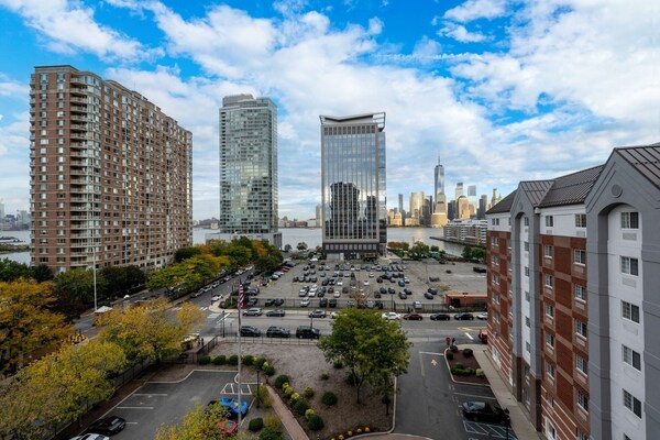 Homelike Staycation With Full Kitchen, Onsite Parking, Pets Are Welcome! - Jersey City, NJ