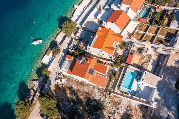 Seaside Family Friendly House With A Swimming Pool šParadići, šIbenik (K-24200) - Primošten
