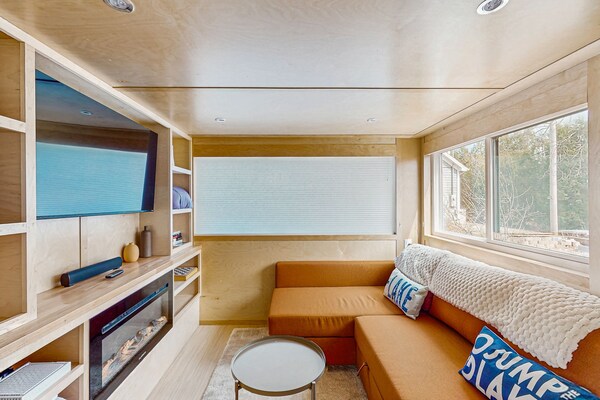Relaxing Spa-like Tiny House W/ Hot Tub, Sauna, Beach Access, Dog-friendly - Burlington, VT