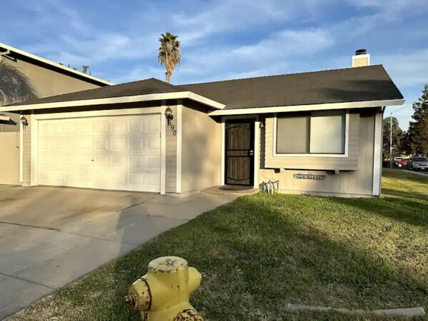 Charming 3-bedroom House With Ac, Wifi In Adorable Turlock. Dining And Hospitals - Turlock, CA