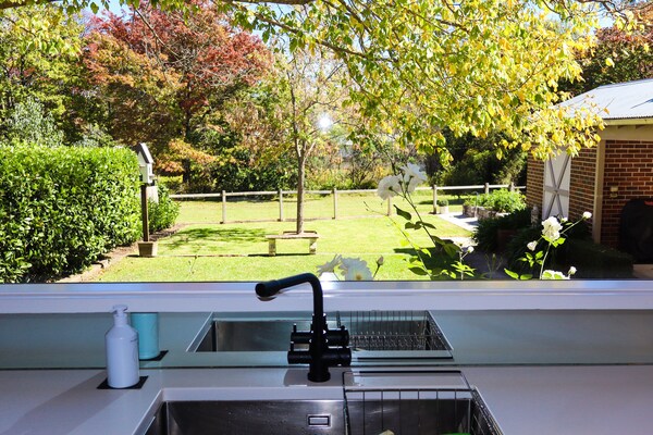Welcome To Hollyday! 1920s Californian Bungalow In The Heart Of Beautiful Bowral - Alpine