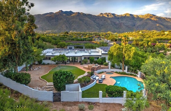 Luxury Upscale Modern Home Located  In The Catalina Foothills. Sleeps 16 - Tucson