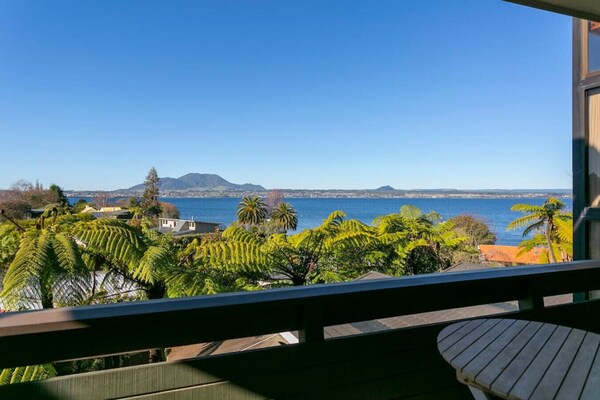 Lago Vista - Amazing Lake Views And Location, Spacious, Private, Modern And Warm - Lake Taupo