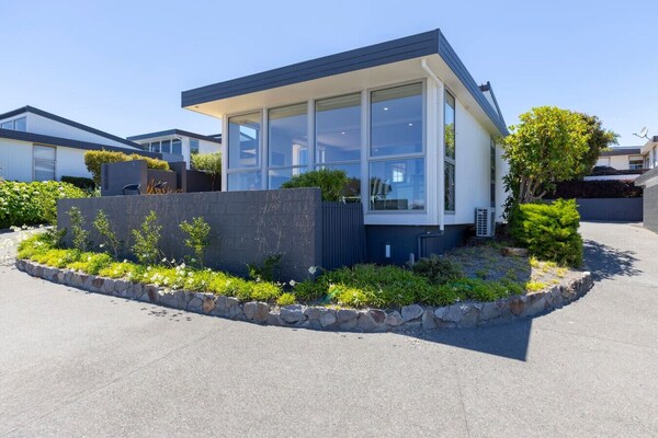 Lake View Magic | 2br Gem W/ Thermal Pool & Deck Overlooking The Lake - New Zealand