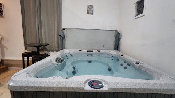 Ocean Breeze Rental With Indoor Jacuzzi. - Ocean Shores, WA
