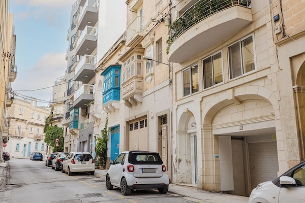 This Apartment Is A 2 Bedroom(s), 1 Bathrooms, Located In Tas-sliema, Null. - Malta