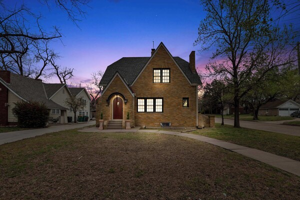 Bilbos Cottage 3 Bed 2 And A Half Bath Home In College Hill - Kansas
