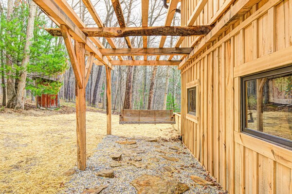 Private 3.5 Acre Waterfront Cabin With Hot Tub, Wifi, Minutes From Nashville - Brown County, IN