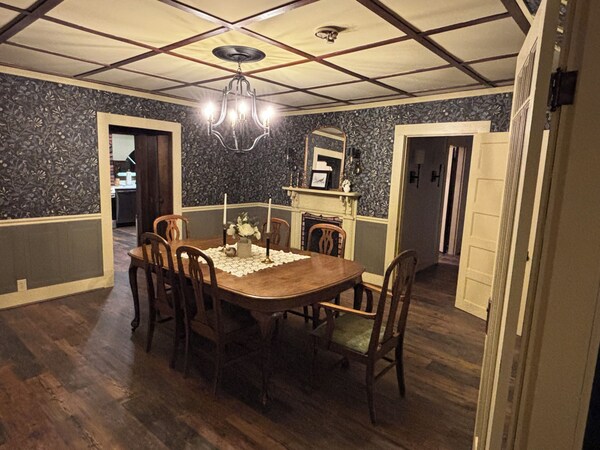 Charming, Historic, 4-bedroom Lake House W/hot Tub Just Steps Away From Lake! - Kentucky Lake