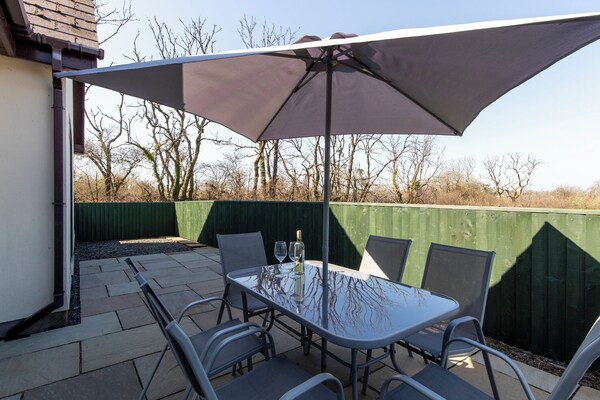 Honeyfield Lodge - Spacious Cottage, Rural Views - Tenby