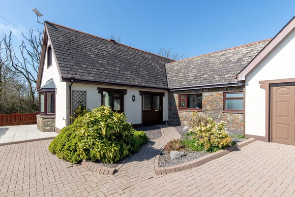 Honeyfield Lodge - Spacious Cottage, Rural Views - Manorbier