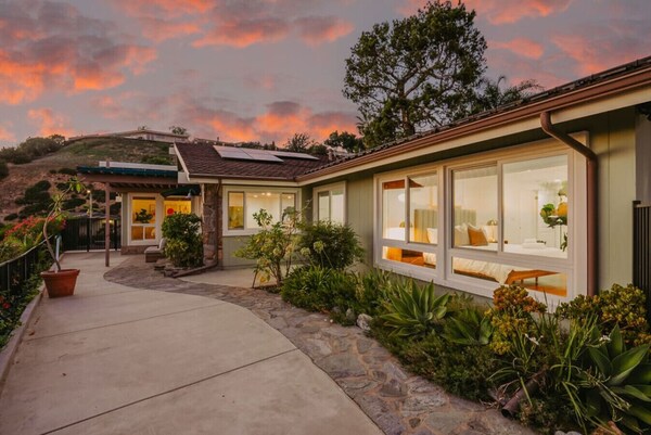 Overlooking Luxury | Pool Heat | Spa | Games - Baldwin Park, CA