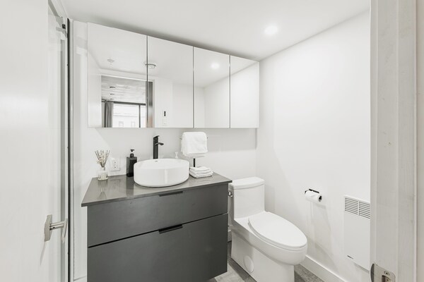 Stylish 2br Apartment In Griffintown - Modern, Bright & Central - Brossard