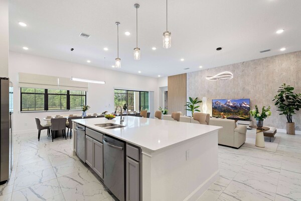 15br Villa W/ Themes, Lakeview,pool & Game Loft - St. Cloud, FL