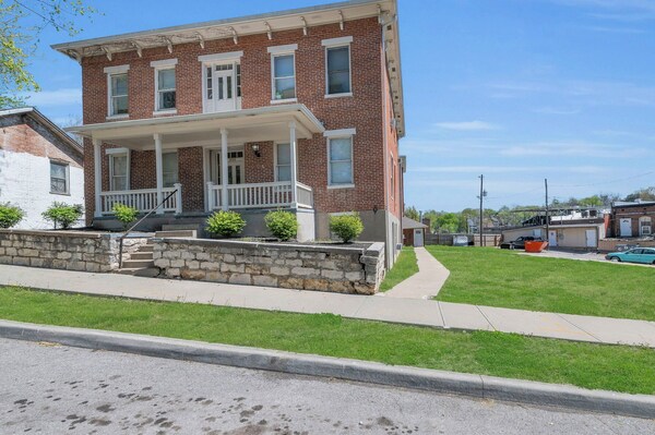 Stylish 1br Historic Charm Meets Prime Convenience - Saint Joseph, MO