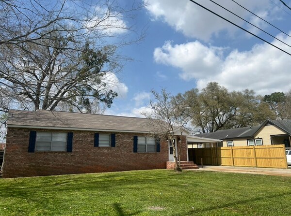 Charming 3-bedroom Home In White Castle, La  Perfect For Plant Workers! - Louisiana