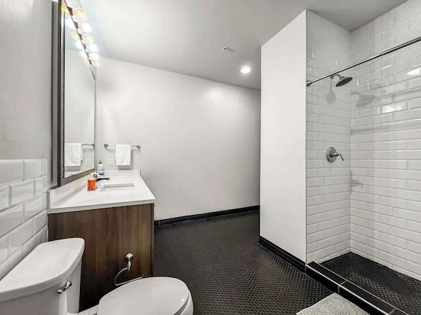 Elegant 1bd | Dt Dallas | Sleeps 7 | Free Parking - Dallas, TX